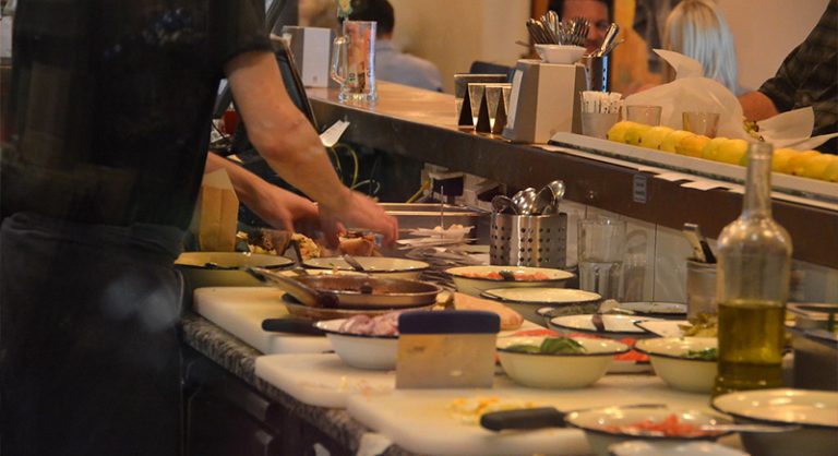 15 Signs You’re About to Eat at a Filthy Restaurant (According to ...